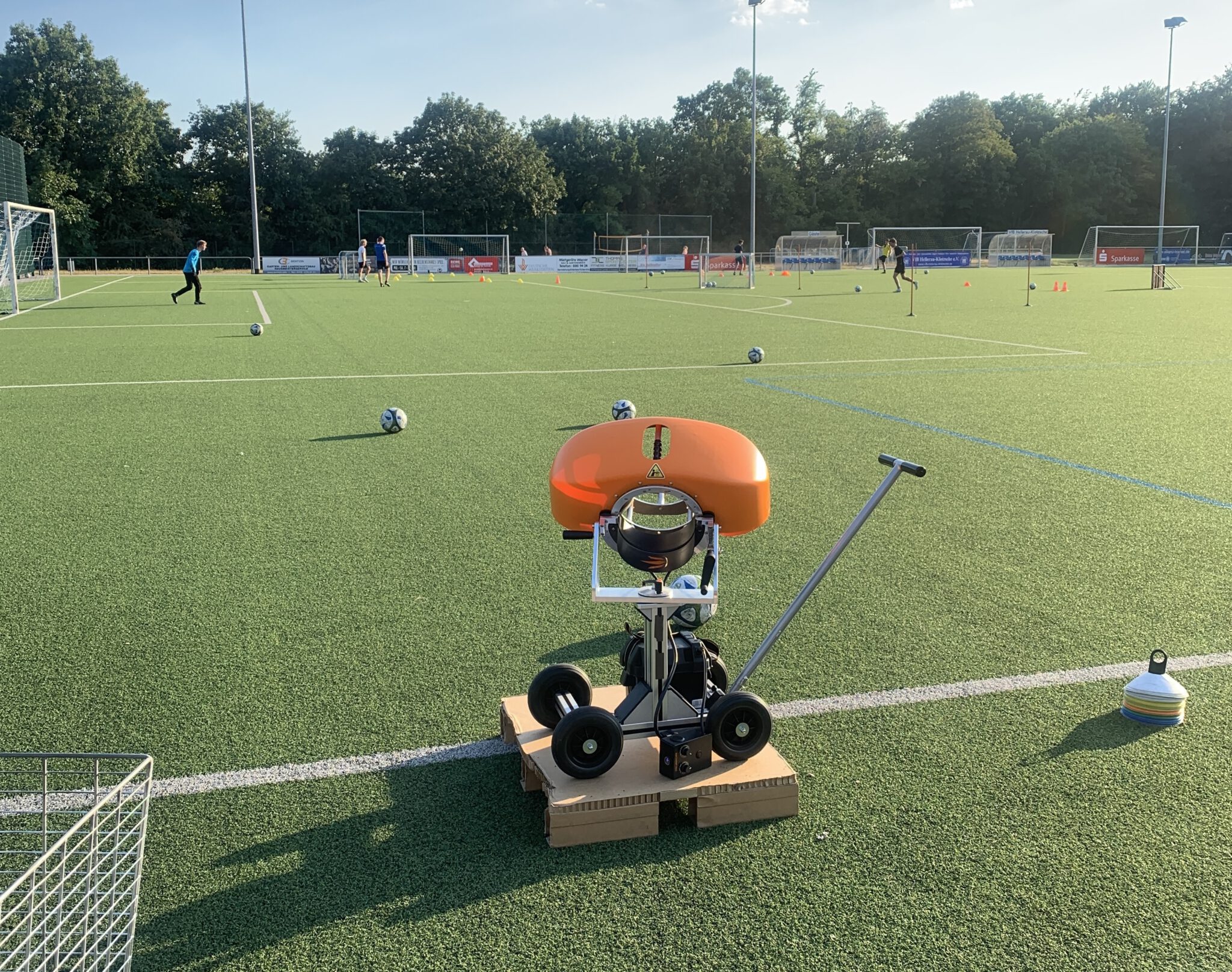 Abteilung Fußball des VfB beschafft Ballmaschine (Ball-Louncher)